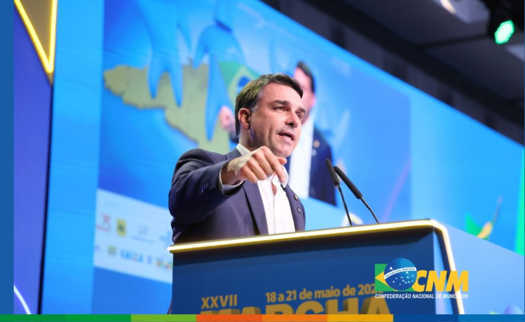 Pré-candidato Flávio Bolsonaro defende pauta municipalista e critica ...