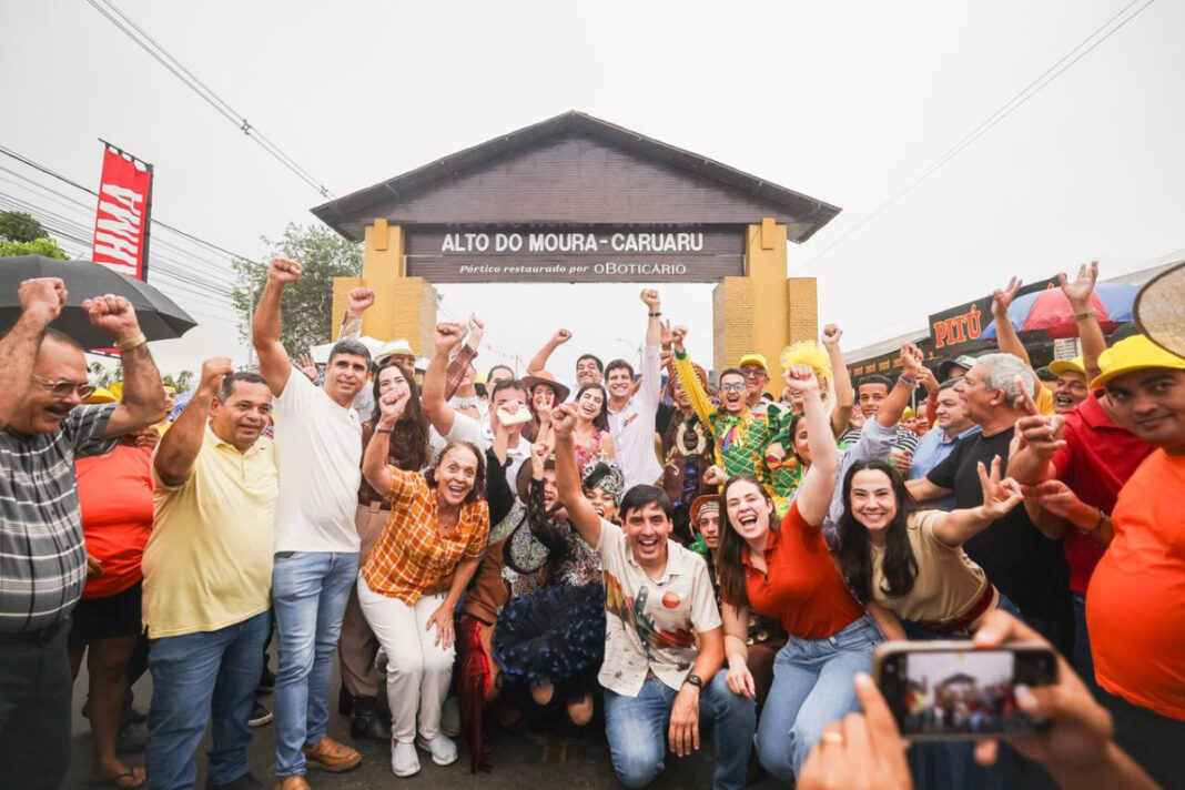 João Campos é recebido com festa no Alto do Moura e mostra força em ...