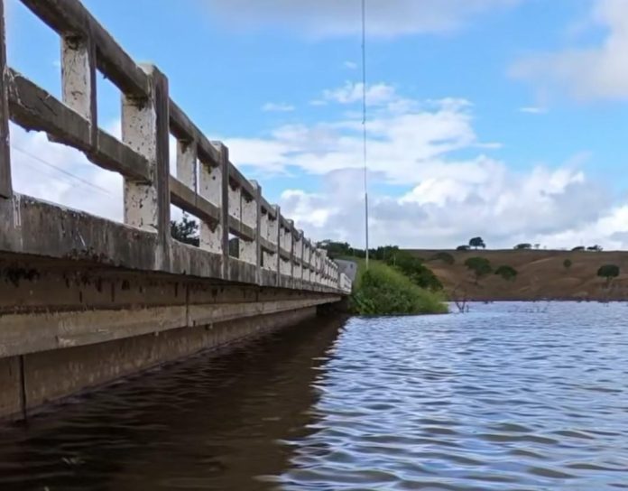 Após chuvas, DER-PE volta a interditar Ponte do Cumbe, entre Feira Nova ...